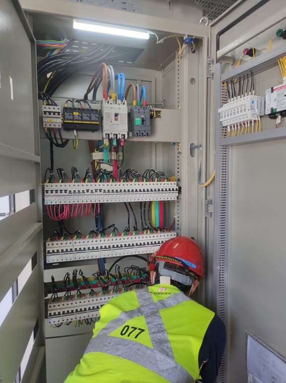 Cableado En El Panel De Distribución Imagen editorial - Imagen de panel ...