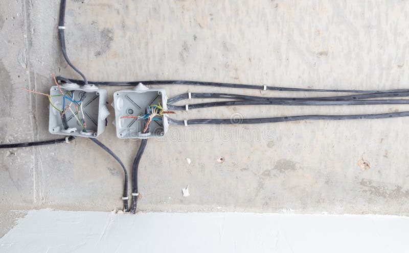 Cableado En La Pared De Una Casa En Construcción Foto de archivo ...