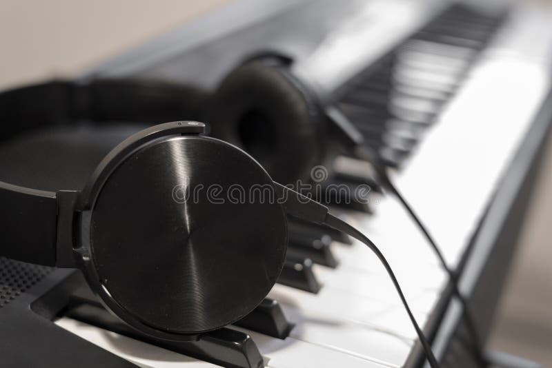 Cabled Headset Over Electronic Piano Keyboard Stock Photos - Free ...