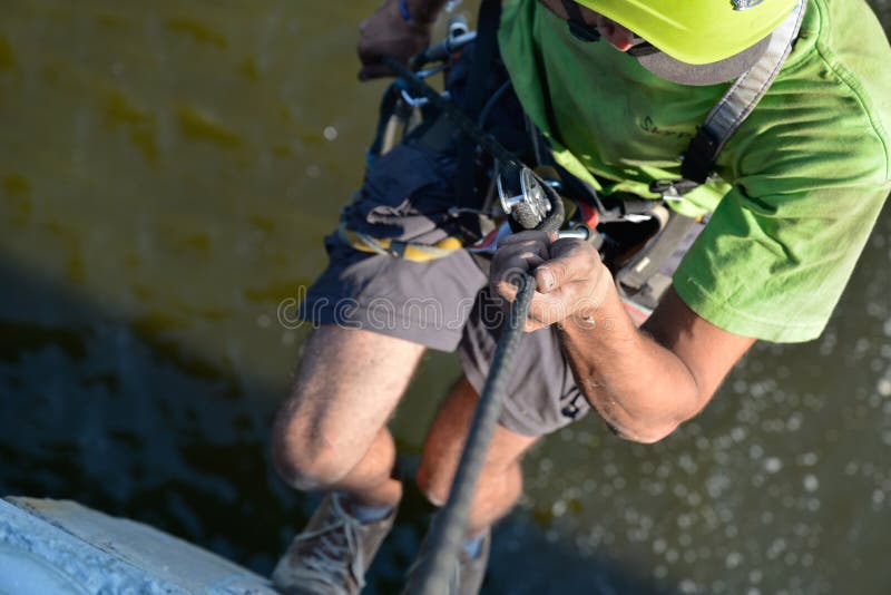Cableman Que Trabalha Na Altura Fotografia Editorial - Imagem de ...