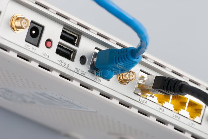 Cables De La Red Conectados Con El Router Imagen de archivo - Imagen de ...