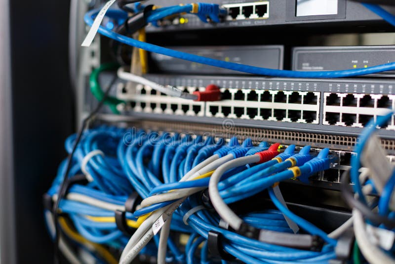 Cables De Red Conectados En El Concentrador De Conmutadores De Red Foto ...