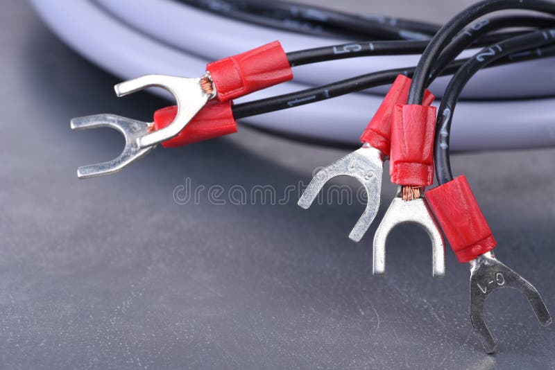 Cables Eléctricos Con El Terminal Del Conector Foto de archivo - Imagen ...