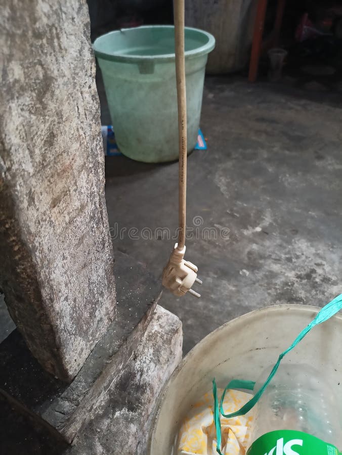 Cables rotos y pavimento foto de archivo. Imagen de alambres - 250515502