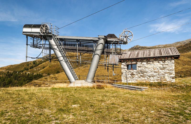 Cablewaystation arkivfoto. Bild av floror, liggande, land - 61584118