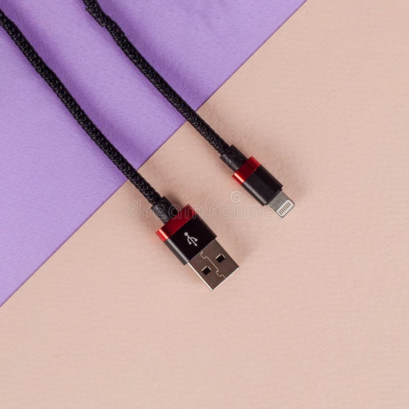 Cabo USB Para Telefone Celular Em Fundo De Papel Colorido Foto de Stock ...