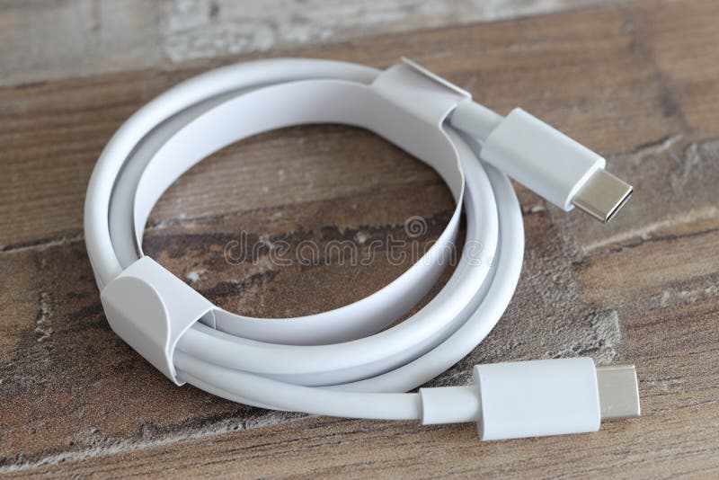 Cabo usbc branco para usbc imagem de stock. Imagem de branco - 237407161