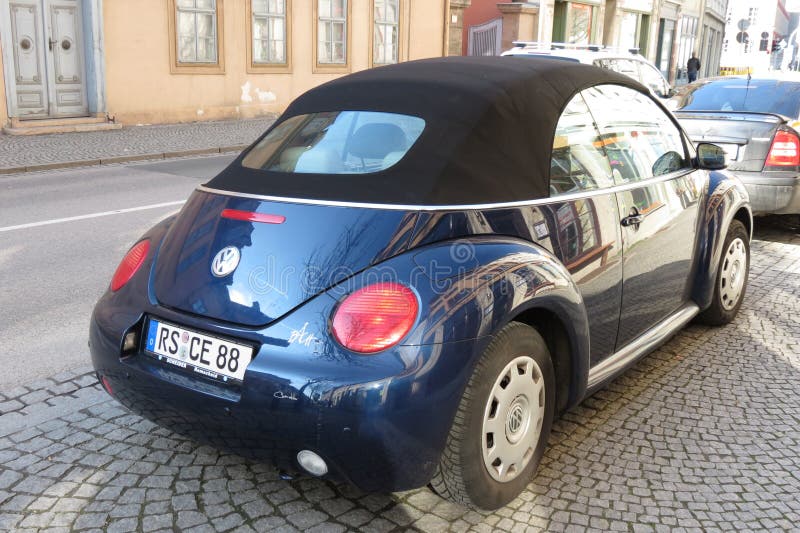 Cabrio Azul De Volkswagen New Beetle Imagen de archivo editorial ...