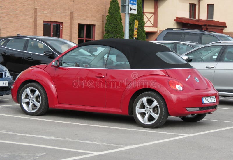 Cabrio Rojo De Volkswagen New Beetle Imagen de archivo editorial ...