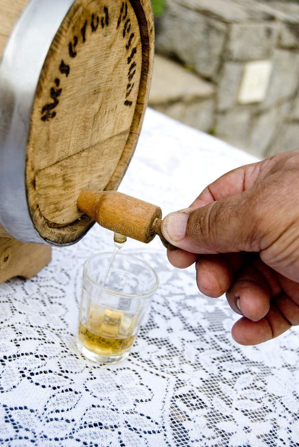 Cacha?a foto de archivo. Imagen de gota, madera, barril - 3746866