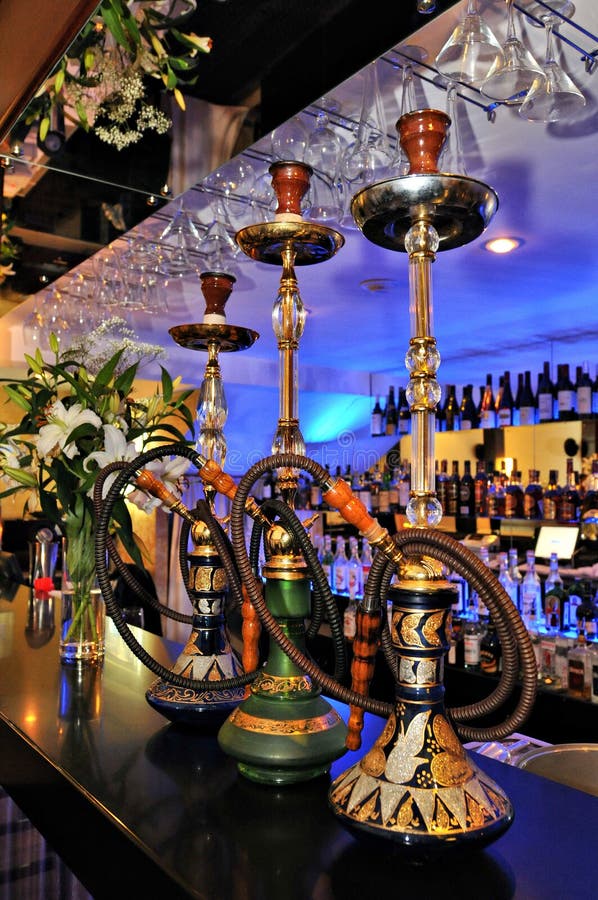 Cachimba Y Alcohol Que Fuman Del Este Imagen de archivo - Imagen de ...