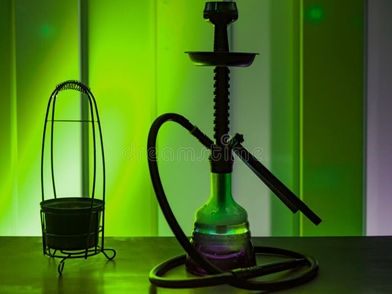 Cachimba Elegante Encendido Con Hacer Excursionismo Foto de archivo ...