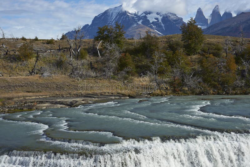 Cachoeira Em Torres Del Paine, O Chile Foto de Stock - Imagem de cenas ...