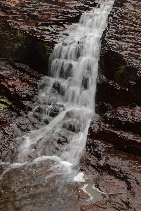 Cachoeira Rachada Do Rio Da Rocha Imagem de Stock - Imagem de fuga ...