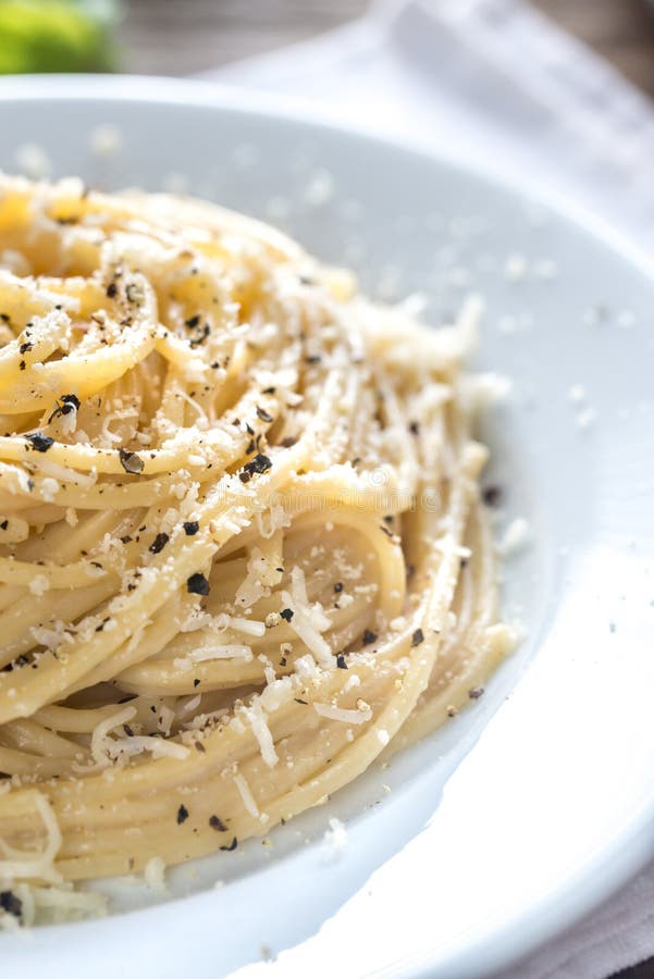Cacio E Pepe - Spaghetti Con Formaggio E Pepe Immagine Stock - Immagine ...