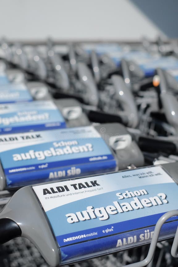 Caddies d'Aldi image éditorial. Image du personne, allemand - 70267310