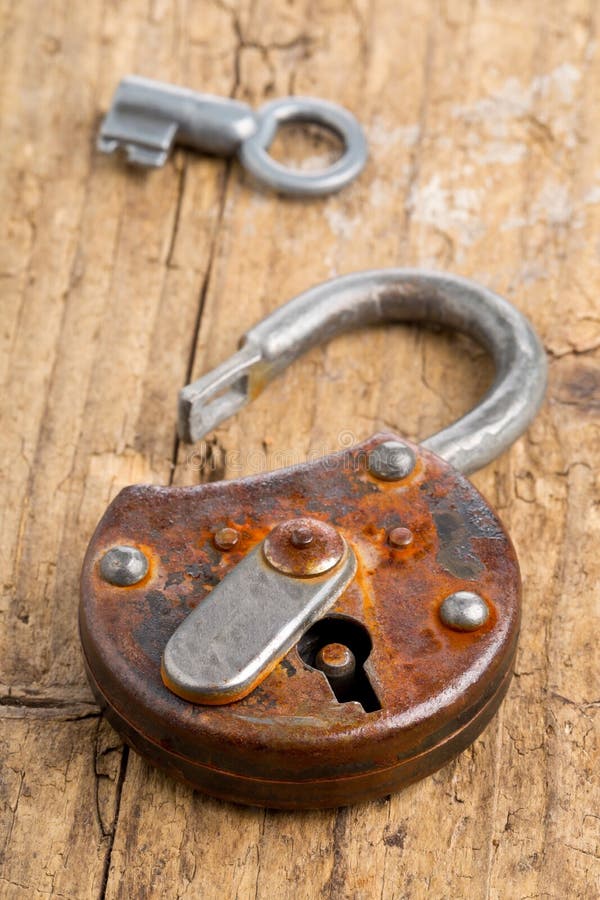 Cadeado Antigo Aberto Com Chave Foto de Stock - Imagem de trava, sujo ...