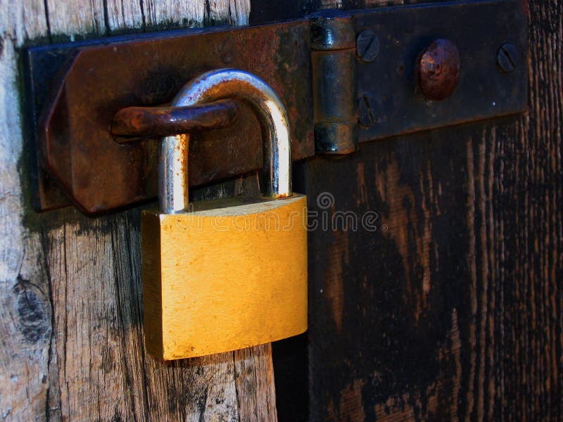 Cadeado Na Porta De Madeira Foto de Stock - Imagem de grunge, locked ...