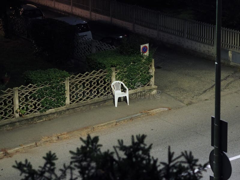 Cadeira na rua foto de stock. Imagem de povos, enganchar - 122705560