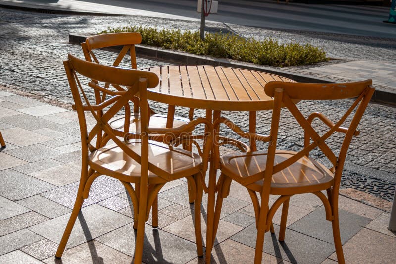 Cadeiras e mesas na rua foto de stock. Imagem de quintal - 255237824
