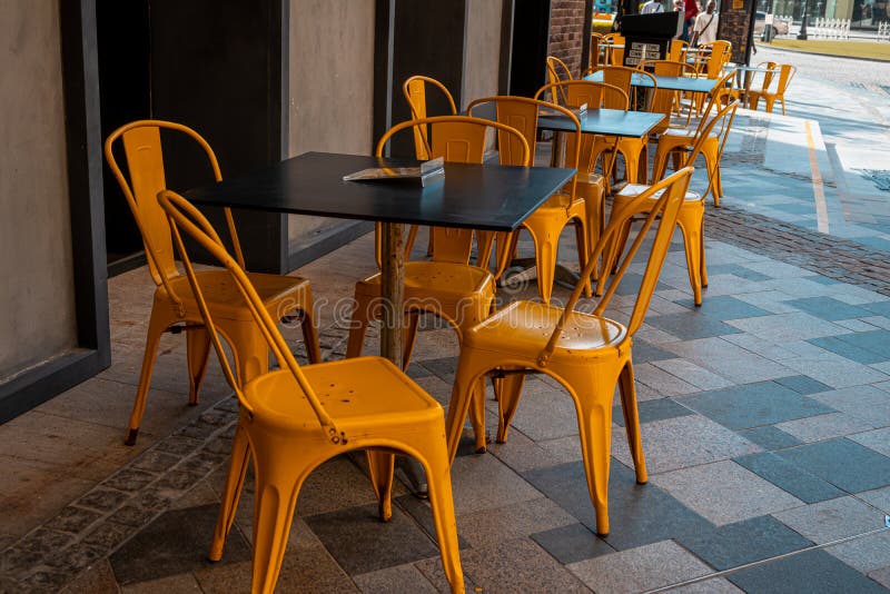 Cadeiras e mesas na rua foto de stock. Imagem de cidade - 255237850