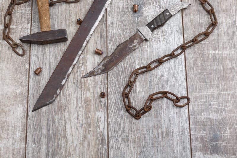 Cadena Con Cuchillos Y Un Martillo En El Piso De Madera Foto de archivo ...