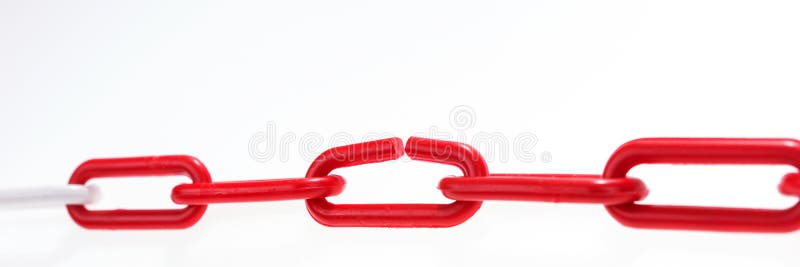 Cadena Roja Con El Elemento Quebrado En Blanco Imagen de archivo ...