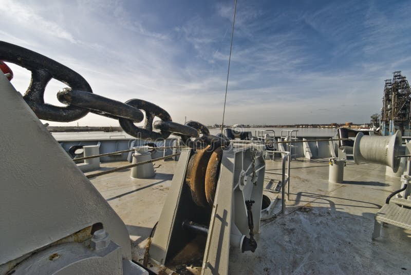 Cadena De Ancla Grande Con El Torno Del Amarre Foto de archivo - Imagen ...