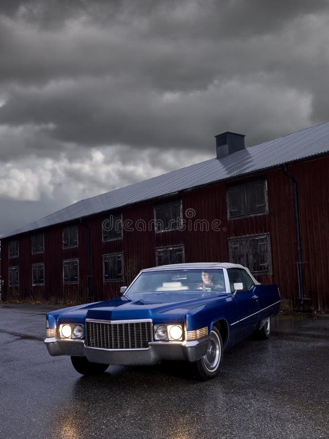 Cadillac azul imagem de stock. Imagem de azul, molhado - 11994567
