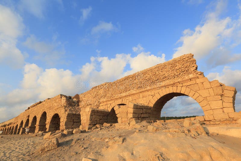 Gammal Roman Akvedukt I Israel Arkivfoto - Bild av struktur, utomhus ...