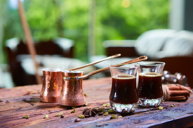 Pour Verser Le Café Arabe Dans Des Tasses Sur Le Fond En Bois Photo ...