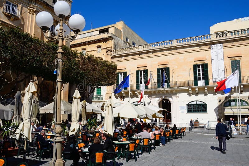 Cafés De Trottoir, La Valette Image éditorial - Image of construction ...