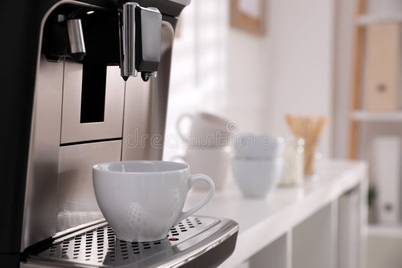 Cafetera Moderna Con Taza En Oficina. Espacio Para Texto Foto de ...