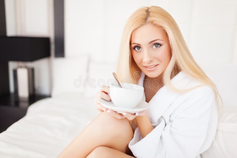 Belle Femme Dans Le Maillot De Bain Couché Sur Le Lit Pliant Image