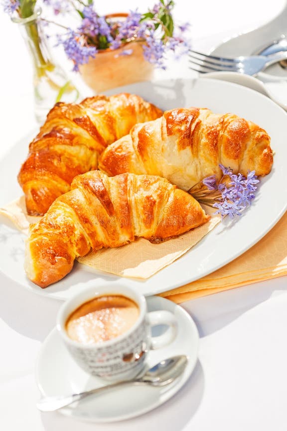 Café y cruasanes foto de archivo. Imagen de bocado, postre - 39884078