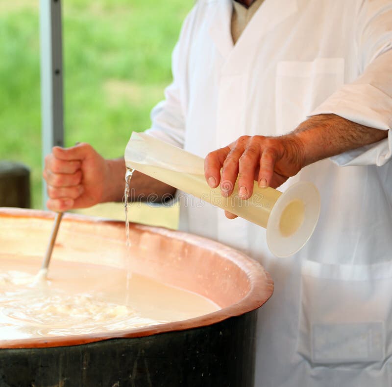CAGLIO in Latte in Vaso Di Rame Per Produrre Formaggio Immagine Stock ...