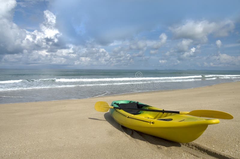 Caiaque na praia imagem de stock. Imagem de costa, surfe - 2809851