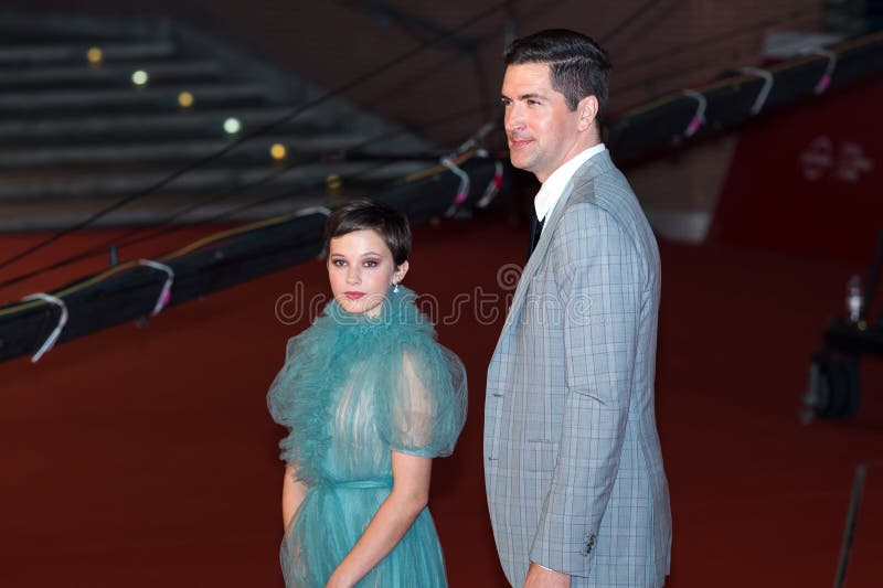 Cailee Spaeny Y Drew Goddard Imagen editorial - Imagen de rojo, molde ...