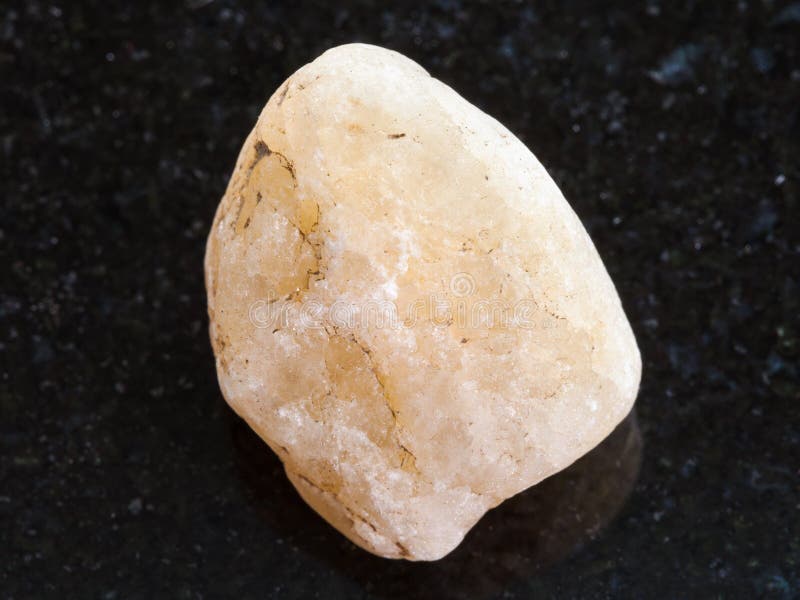 Caillou De Pierre De Marbre Jaune Sur Le Blanc Image stock - Image du ...