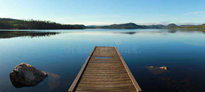Lago calmo imagem de stock. Imagem de liso, scenic, azul - 60985241