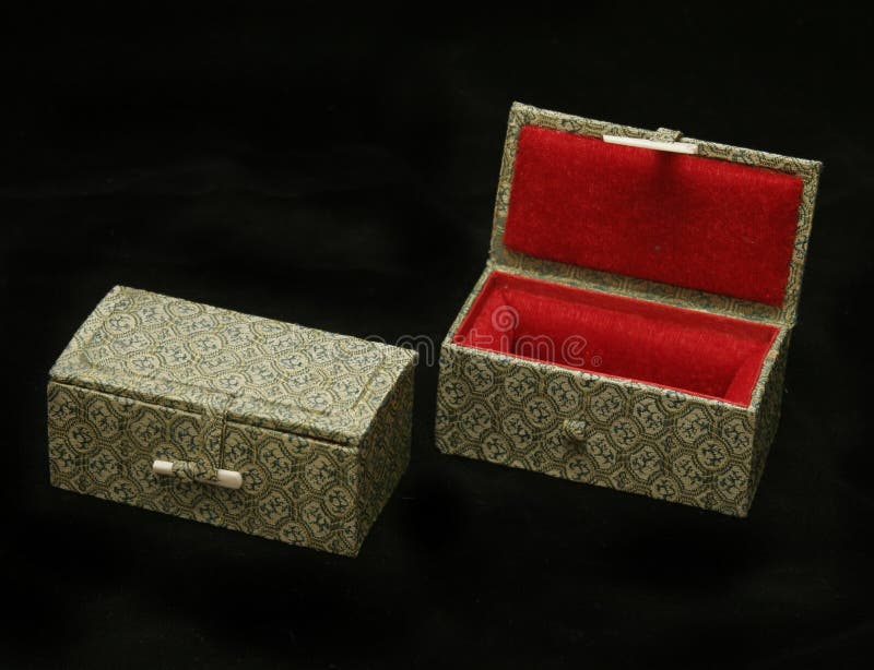 Caixa - aberta e fechada foto de stock. Imagem de antigo - 10738962