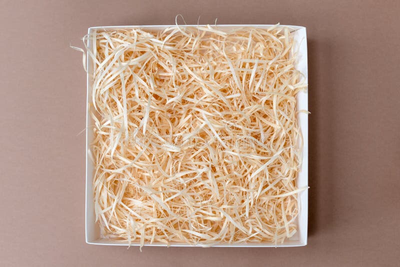 Caixa De Presente Aberta Com Palha Decorativa, Enchimento, Aparas ...