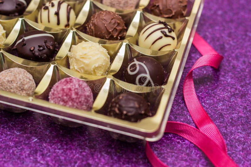 Caixa Dourada Com Chocolate Delicioso Imagem de Stock - Imagem de ...