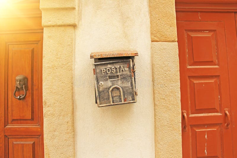 Caixa Postal Gray Color Hanging Da Rua Na Parede Posta Imagem de Stock ...