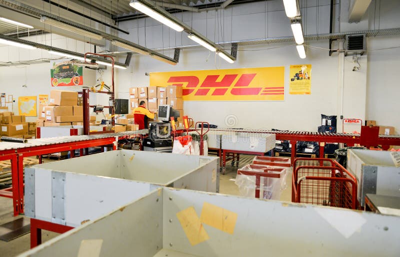 Caixas Cheking Do Pacote Do Trabalhador Da Entrega De DHL Imagem ...