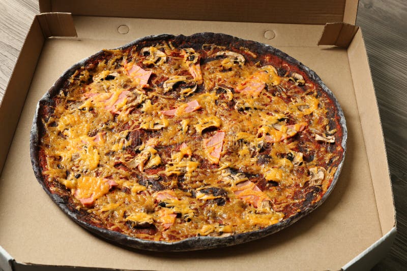 Caja Con La Pizza Negra En La Tabla Imagen de archivo - Imagen de ...