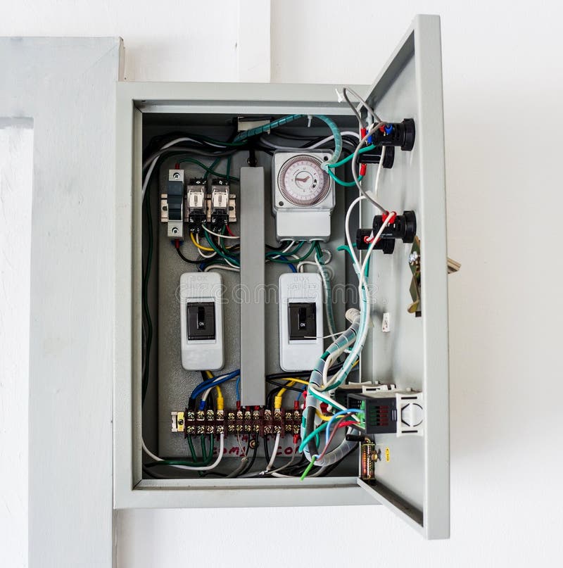 Caja Del Centro De Control Del Disyuntor Del Interruptor De La Electricidad Con La Conexión De ...