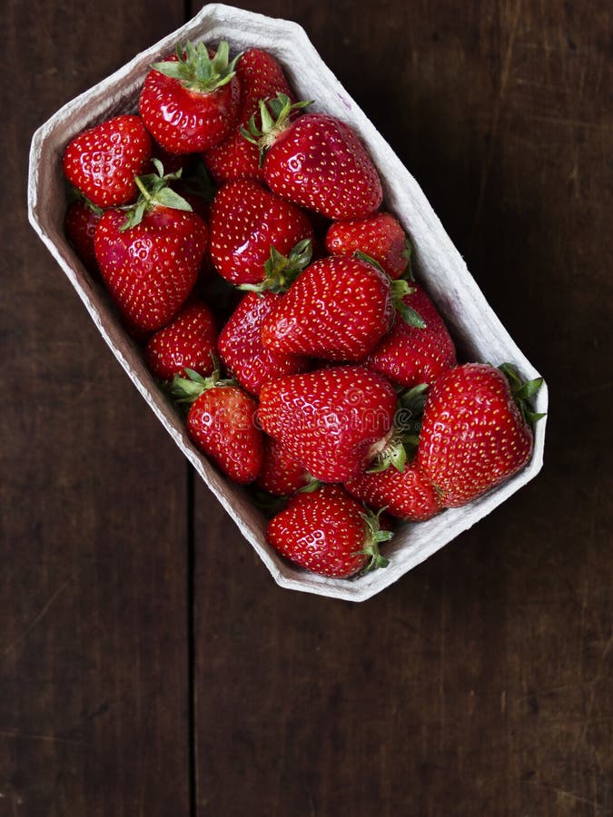 Caja con las fresas foto de archivo. Imagen de fondo - 41186194