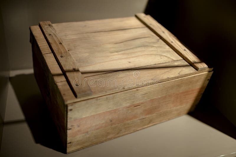 Caja de madera cerrada imagen de archivo. Imagen de negocios - 212310253