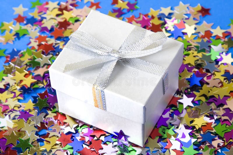 Cajas De Regalo Elegantes En La Tabla Dentro Imagen de archivo - Imagen ...